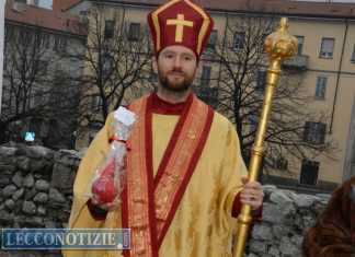 Don Filippo diventa San Nicolò e dona le mele ai bambini - Lecco Notizie